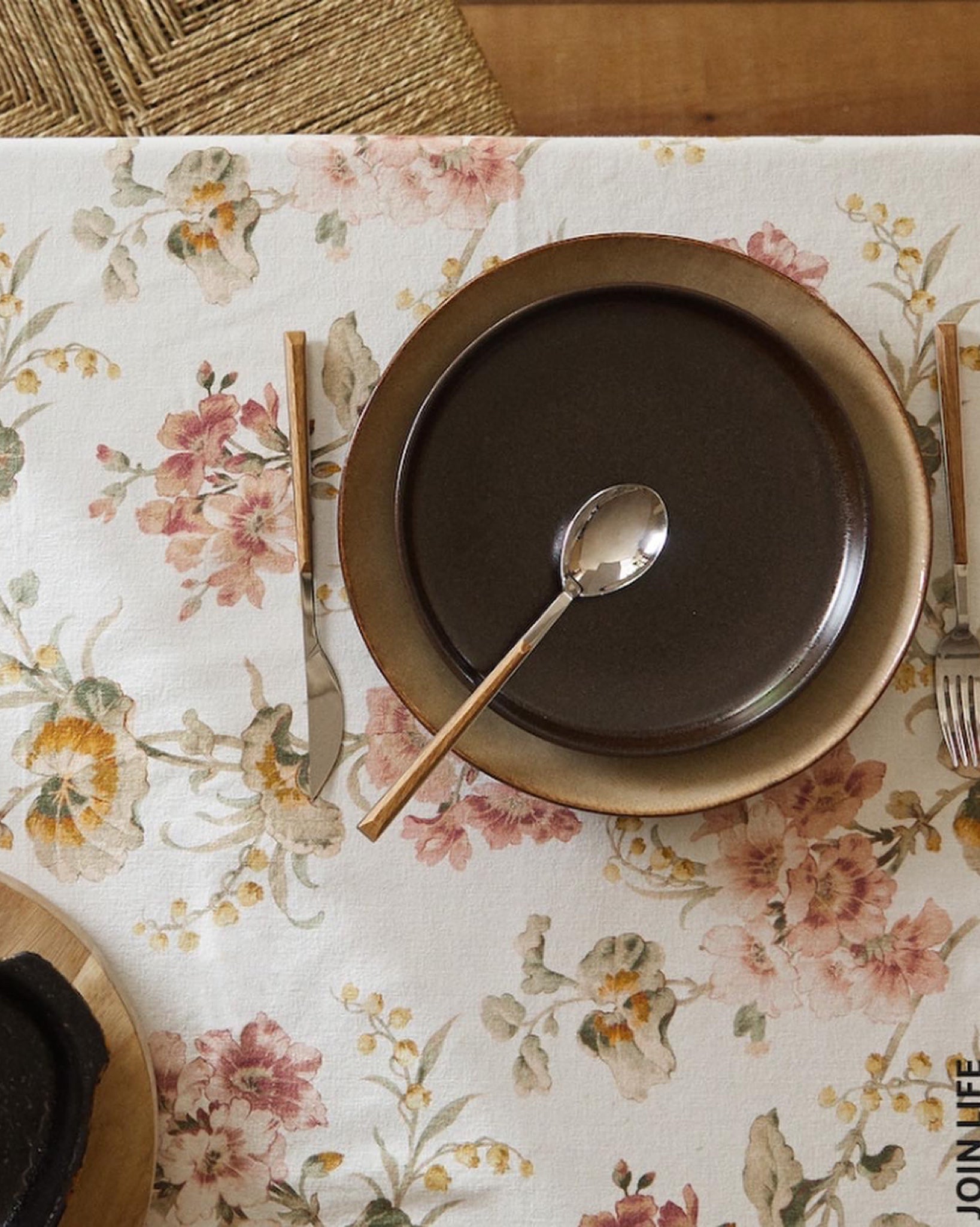 Watercolour Floral Design Tablecloth (Round) – HÉAS