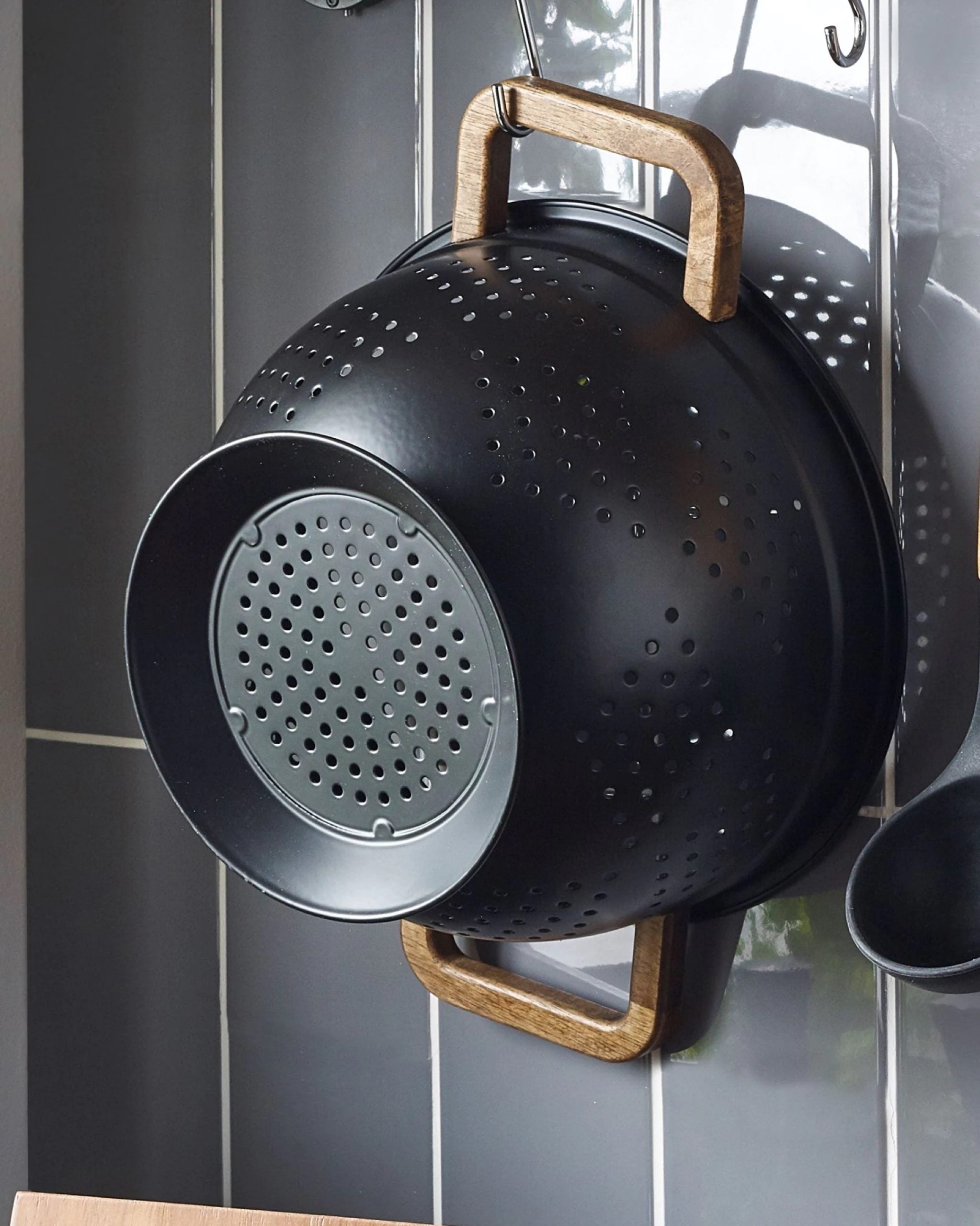 Matte Black Colander with Wooden Handles – HÉAS