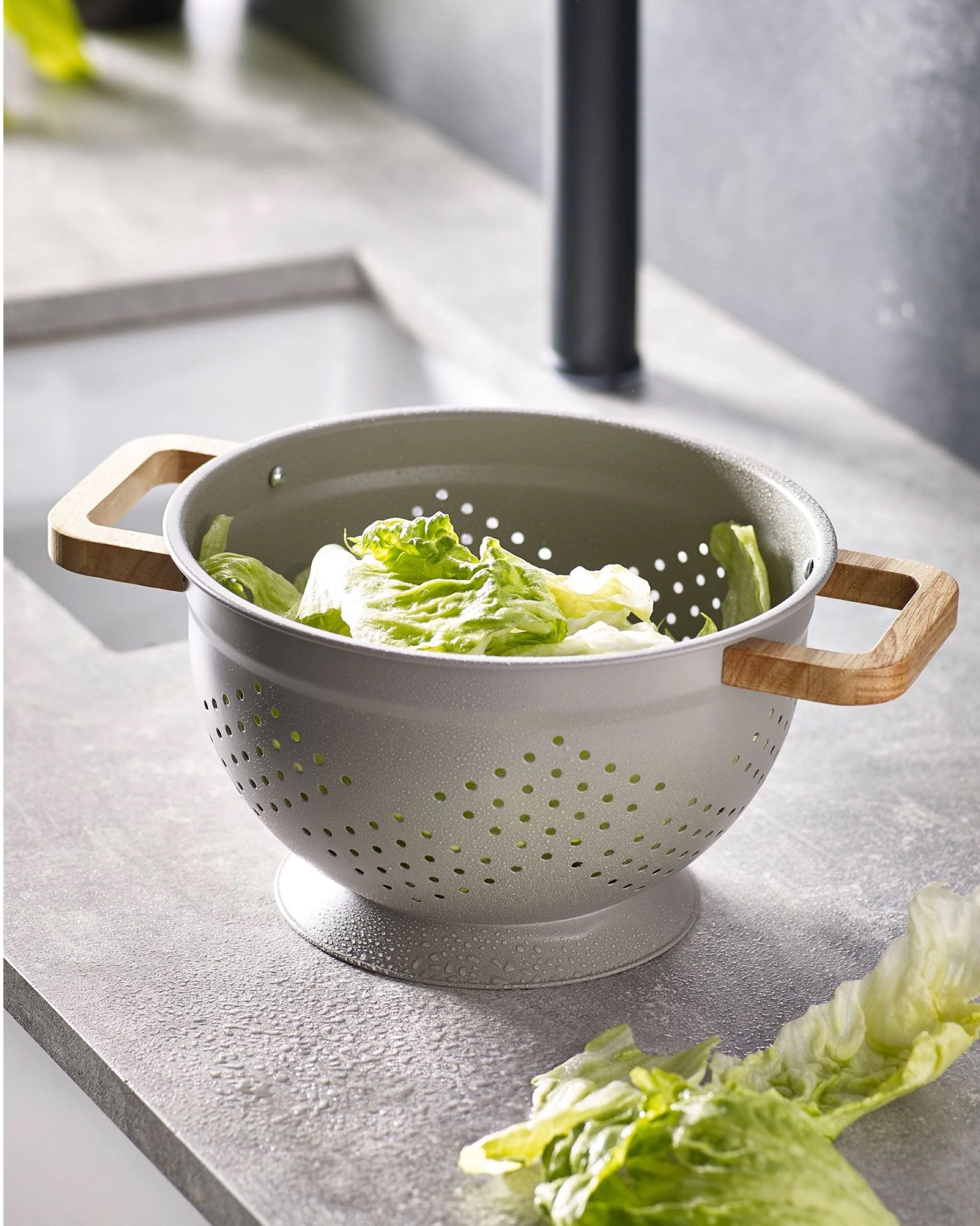 Matte Grey Colander with Wooden Handles – HÉAS